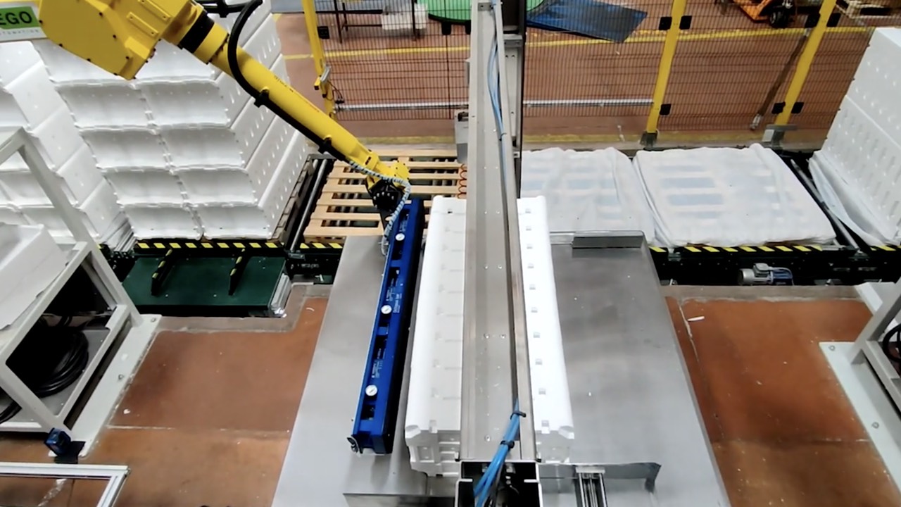 Octopus bars and polystyrene packaging with irregular surfaces ...